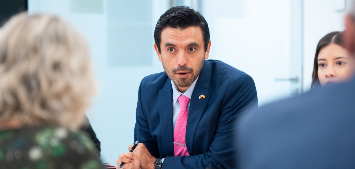 New Media – ROBERT VALENCIA